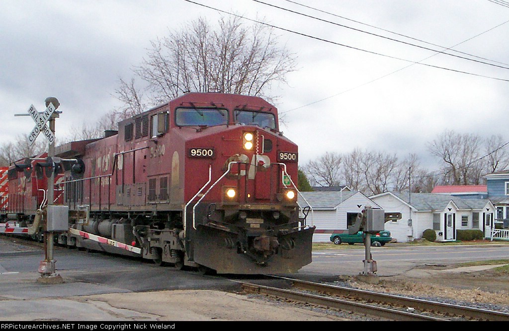 CP 9500 leads 253 at Pratt St. just before the station